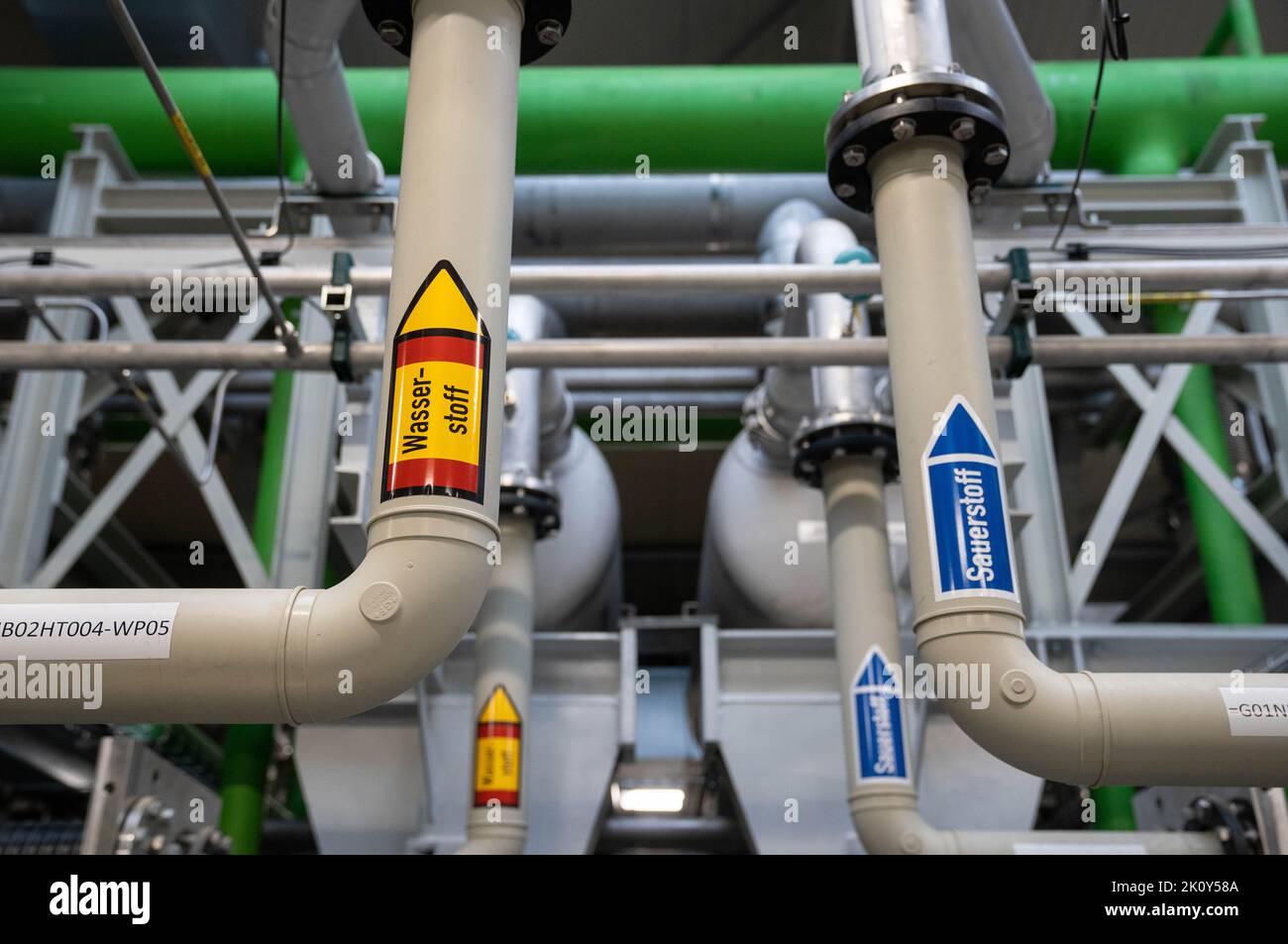 Wunsiedel, Germany. 14th Sep, 2022. A sticker reading "Hydrogen" is ...