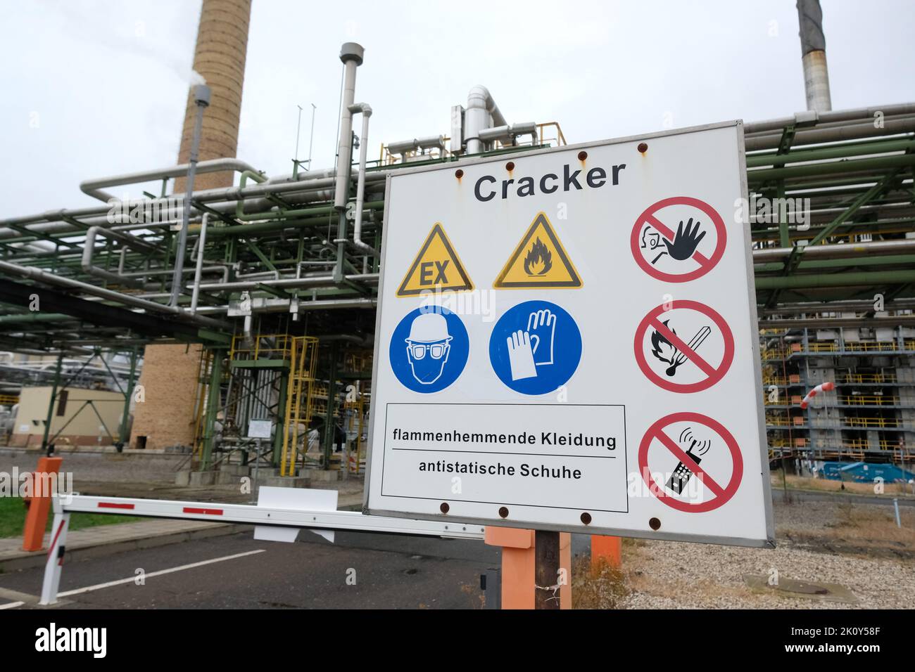14 September 2022, Saxony, Böhlen: View of the Dow Chemical site south ...