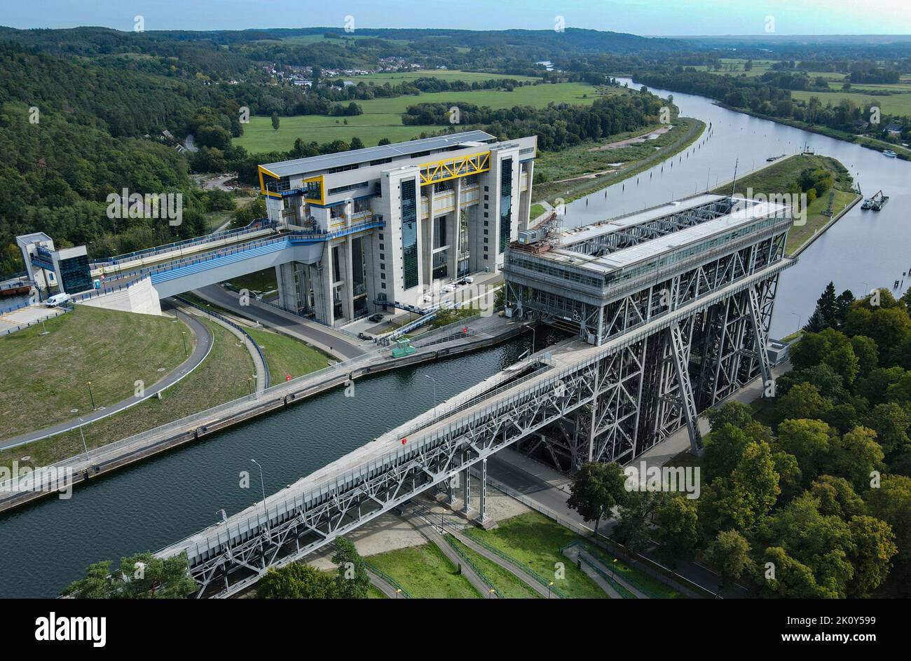 14 September 2022, Brandenburg, Niederfinow: The old (r) and the new (l ...