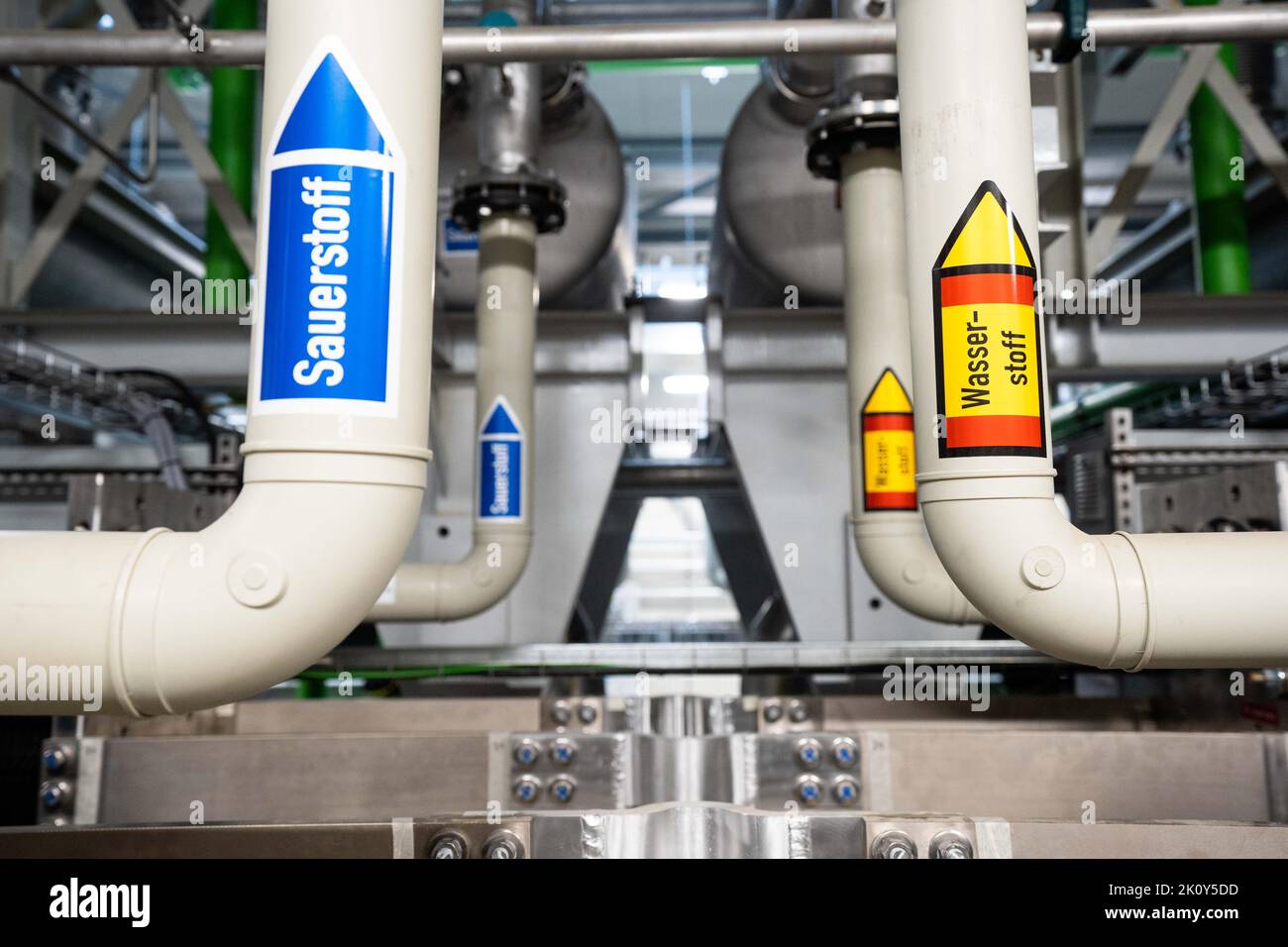 Wunsiedel, Germany. 14th Sep, 2022. A sticker reading "Hydrogen" is ...