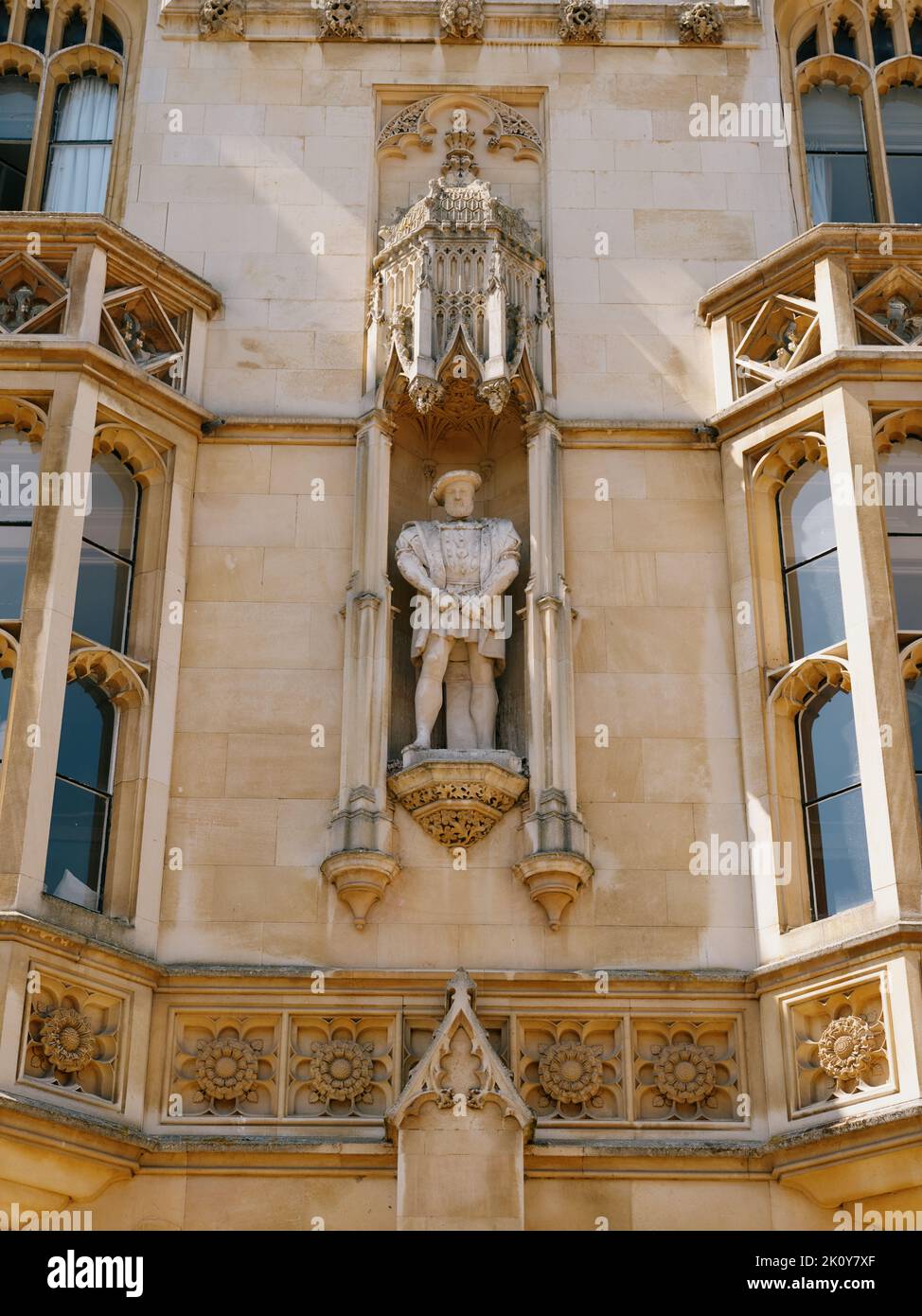 King Henry VIII Statue on the facade of King's College in King's Parade ...