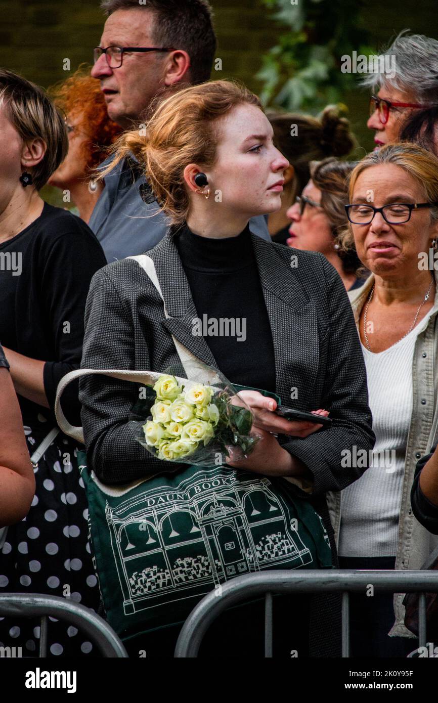 Outside Buckingham Palace the day after the death of Queen Elizabeth II ...