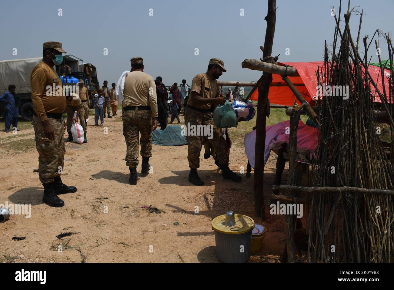 Pakistani Army distribute relief goods to people affected by floods in ...