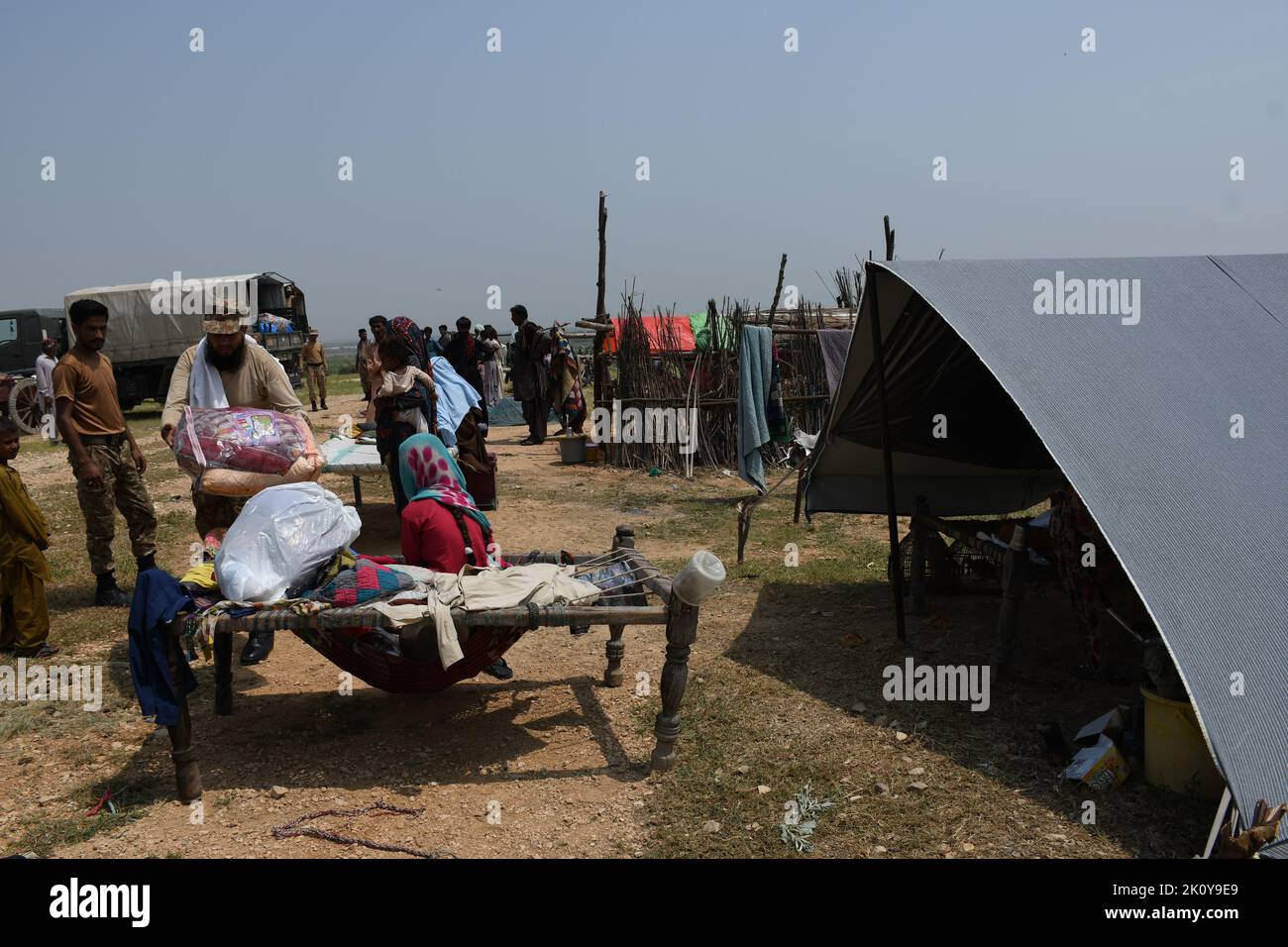 Pakistani Army distribute relief goods to people affected by floods in ...