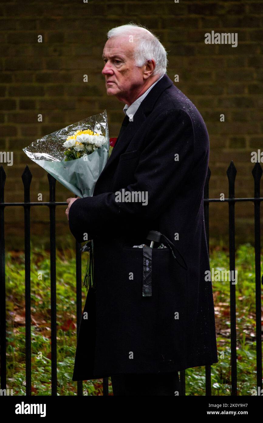 Mourners queue to lay flowers at Buckingham Palace the day after the ...