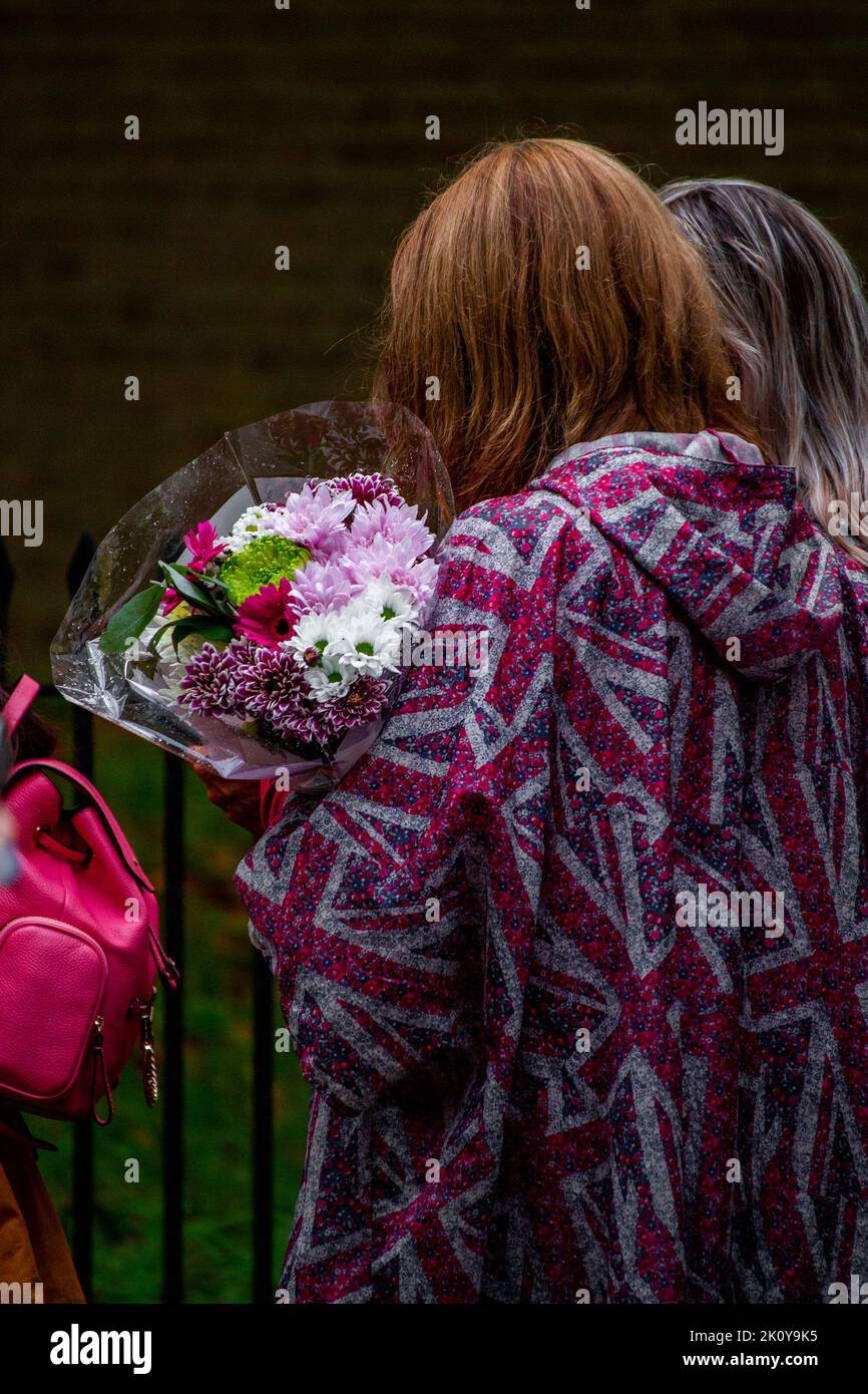 Mourners queue to lay flowers at Buckingham Palace the day after the ...