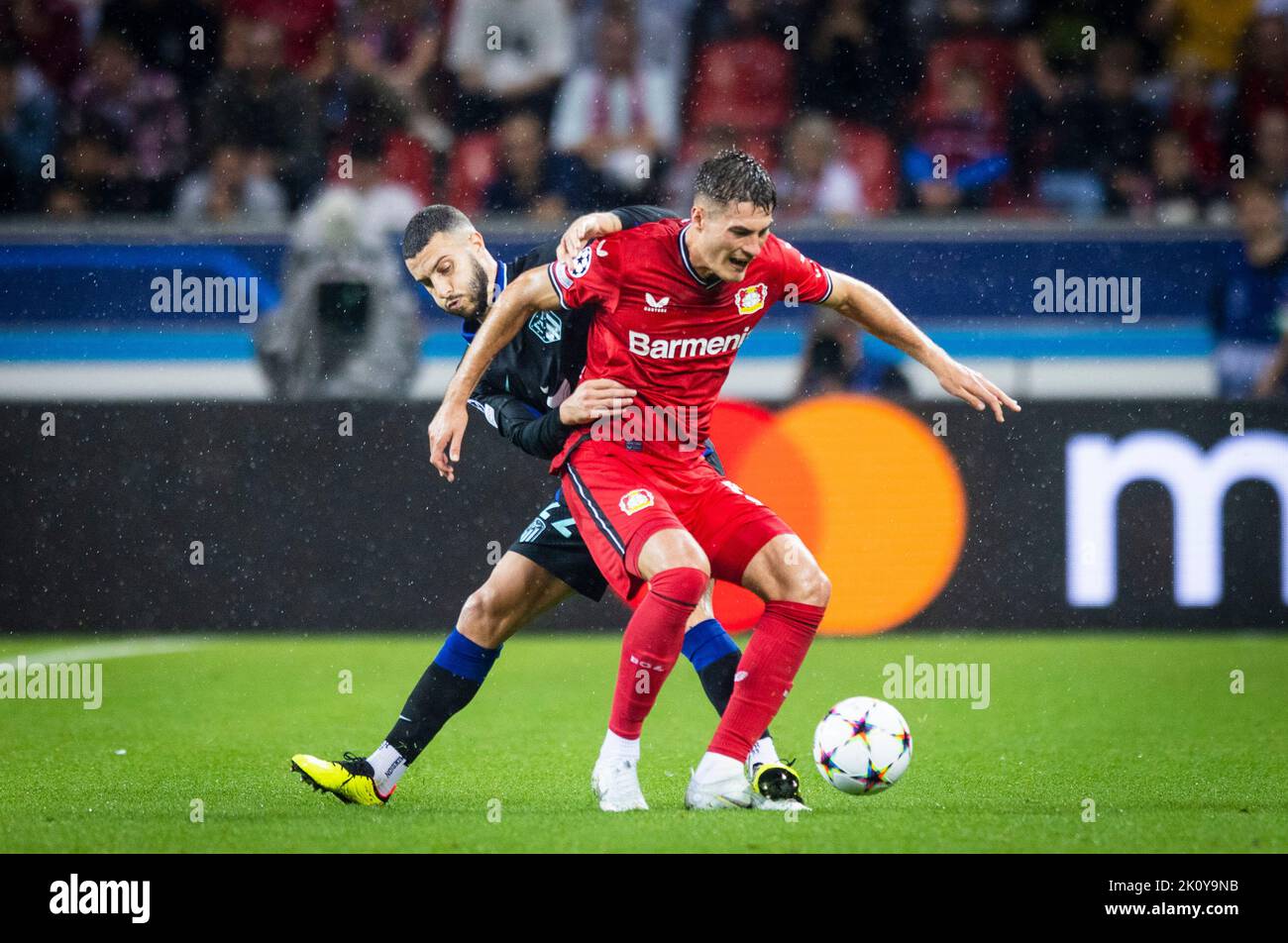 Patrik Schick (Leverkusen) Mario Hermoso (ATL) Bayer Leverkusen ...