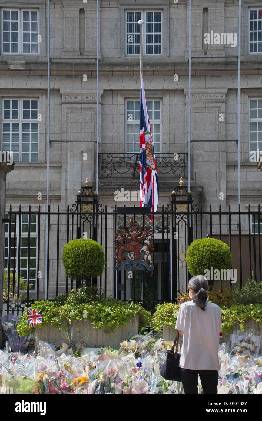 Tokyo, Japan. 14th Sep, 2022. People pray for late Queen Elizabeth II ...