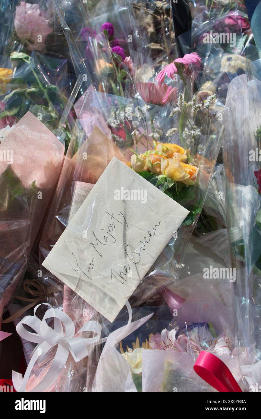 Tokyo, Japan. 14th Sep, 2022. Offered flowers and message cards are ...