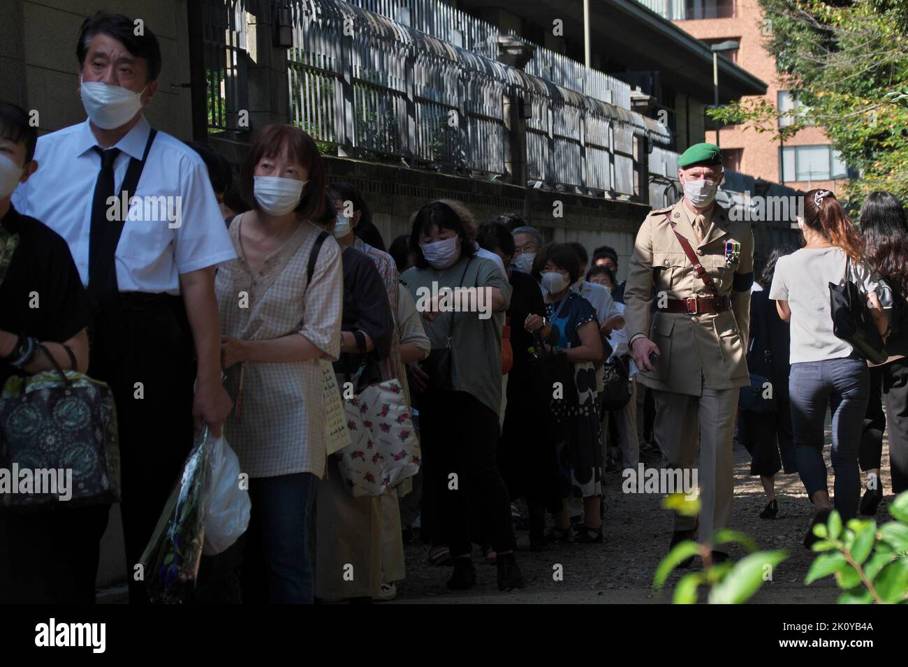 Tokyo, Japan. 14th Sep, 2022. People line up to sign the condolence ...