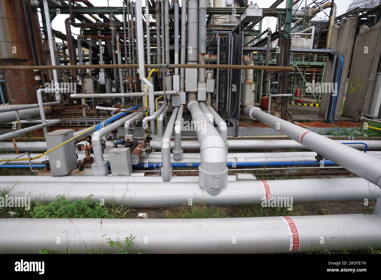 14 September 2022, Hamburg: Pipes and pipelines can be seen at the H&R ...