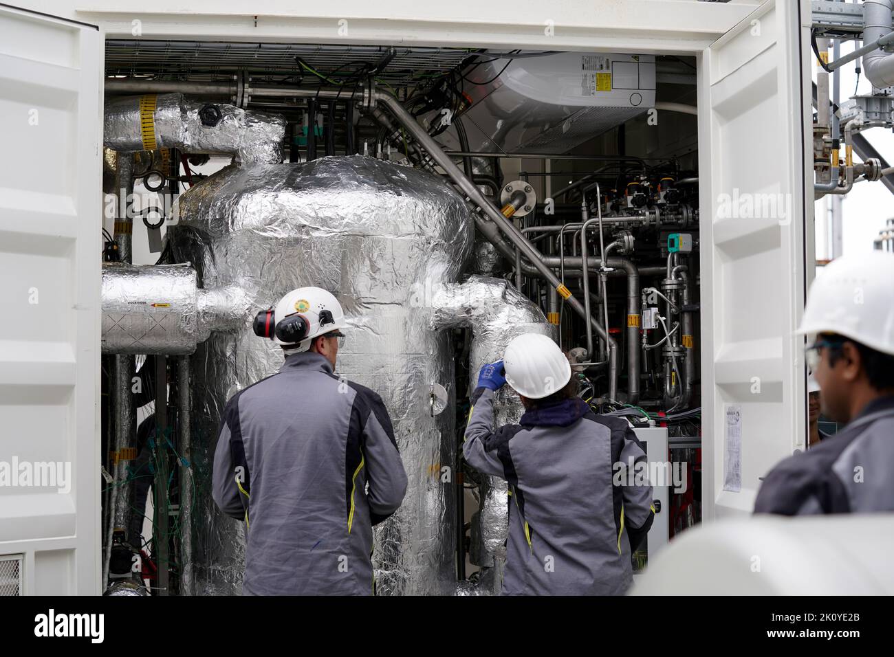 14 September 2022, Hamburg: Employees check the new power-to-liquid ...