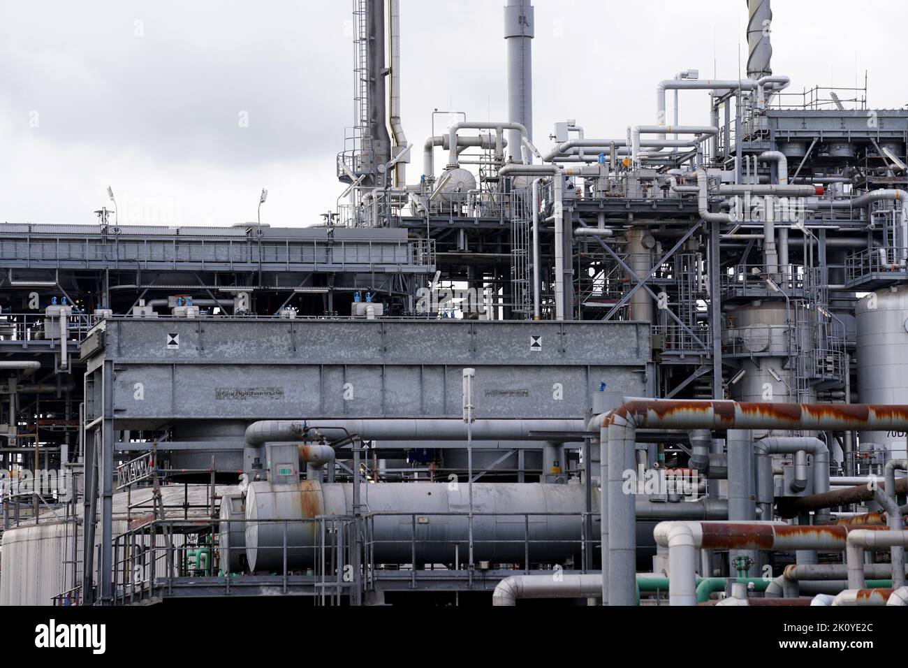 14 September 2022, Hamburg: Pipes and pipelines can be seen at the H&R ...