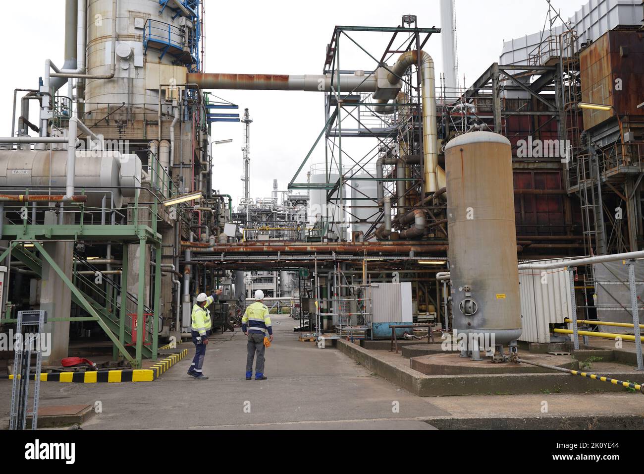 14 September 2022, Hamburg: Plant safety employees walk across the ...
