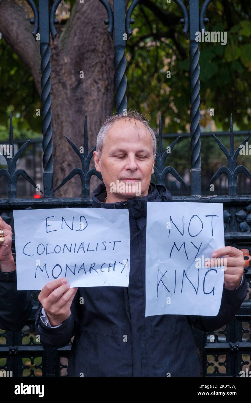 As the Queen's body is being returned back to Buckingham Palace for the ...