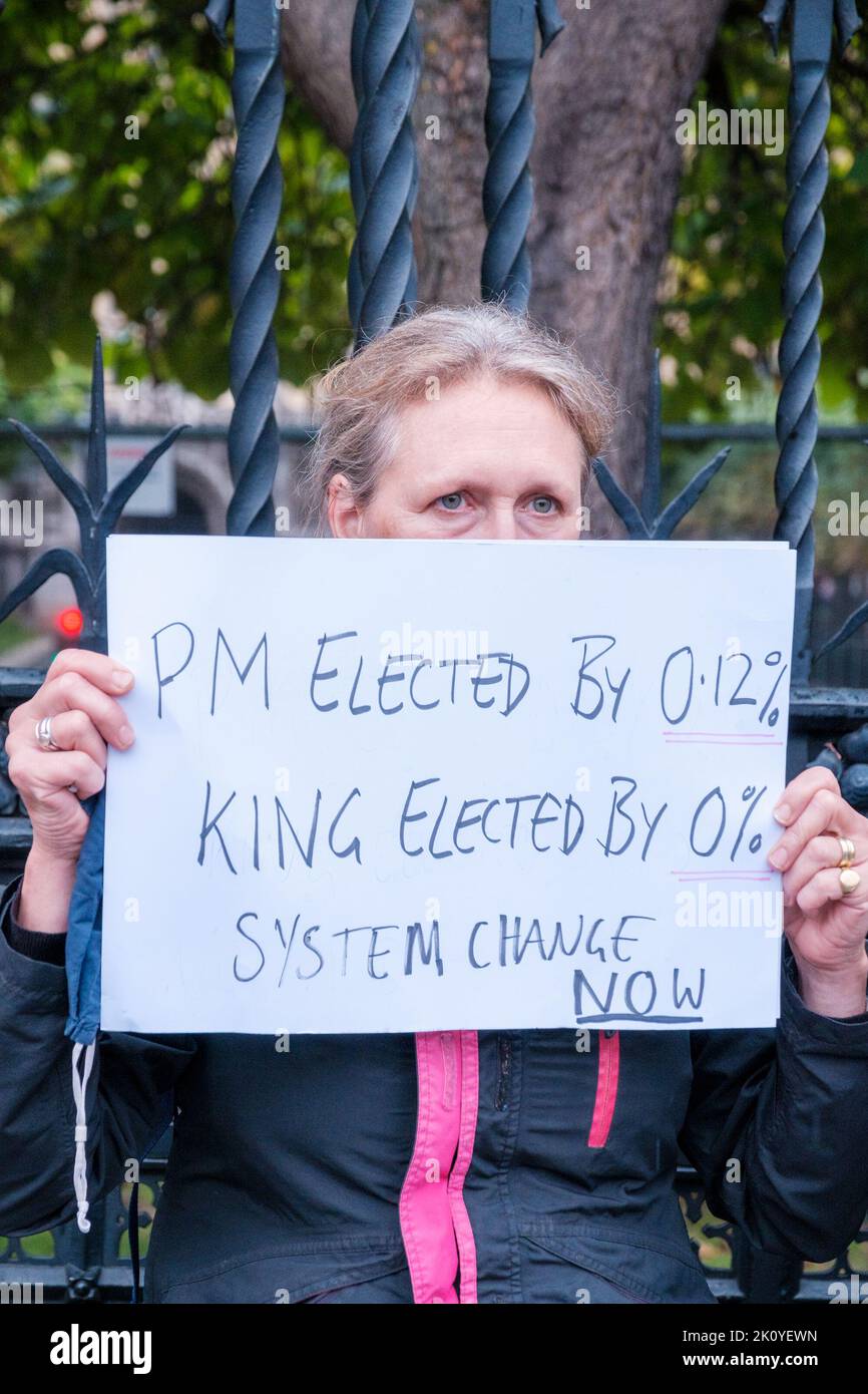 As the Queen's body is being returned back to Buckingham Palace for the ...