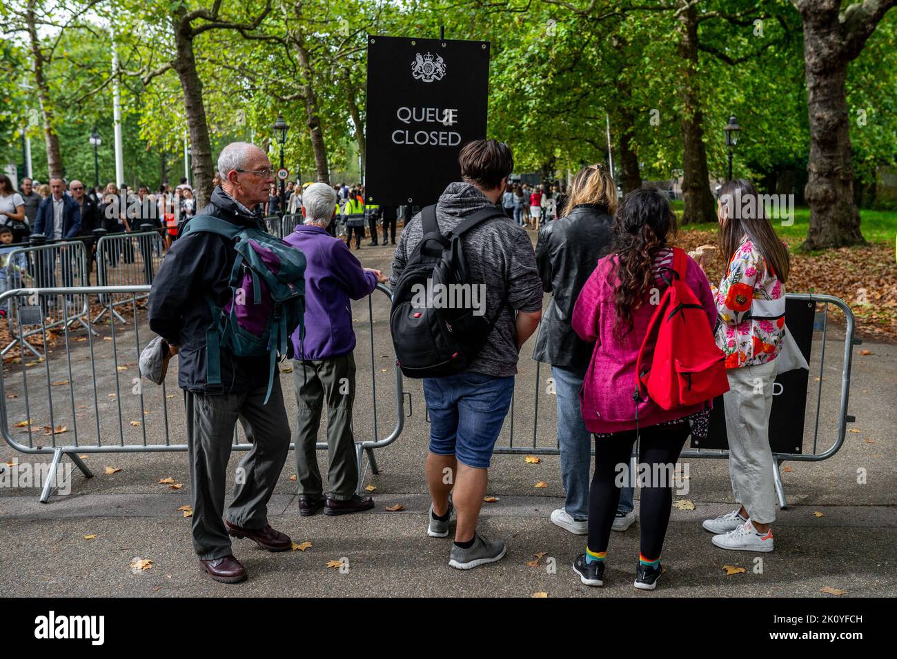 People queue to leave flowers at the gates of Buckingham Palace after ...