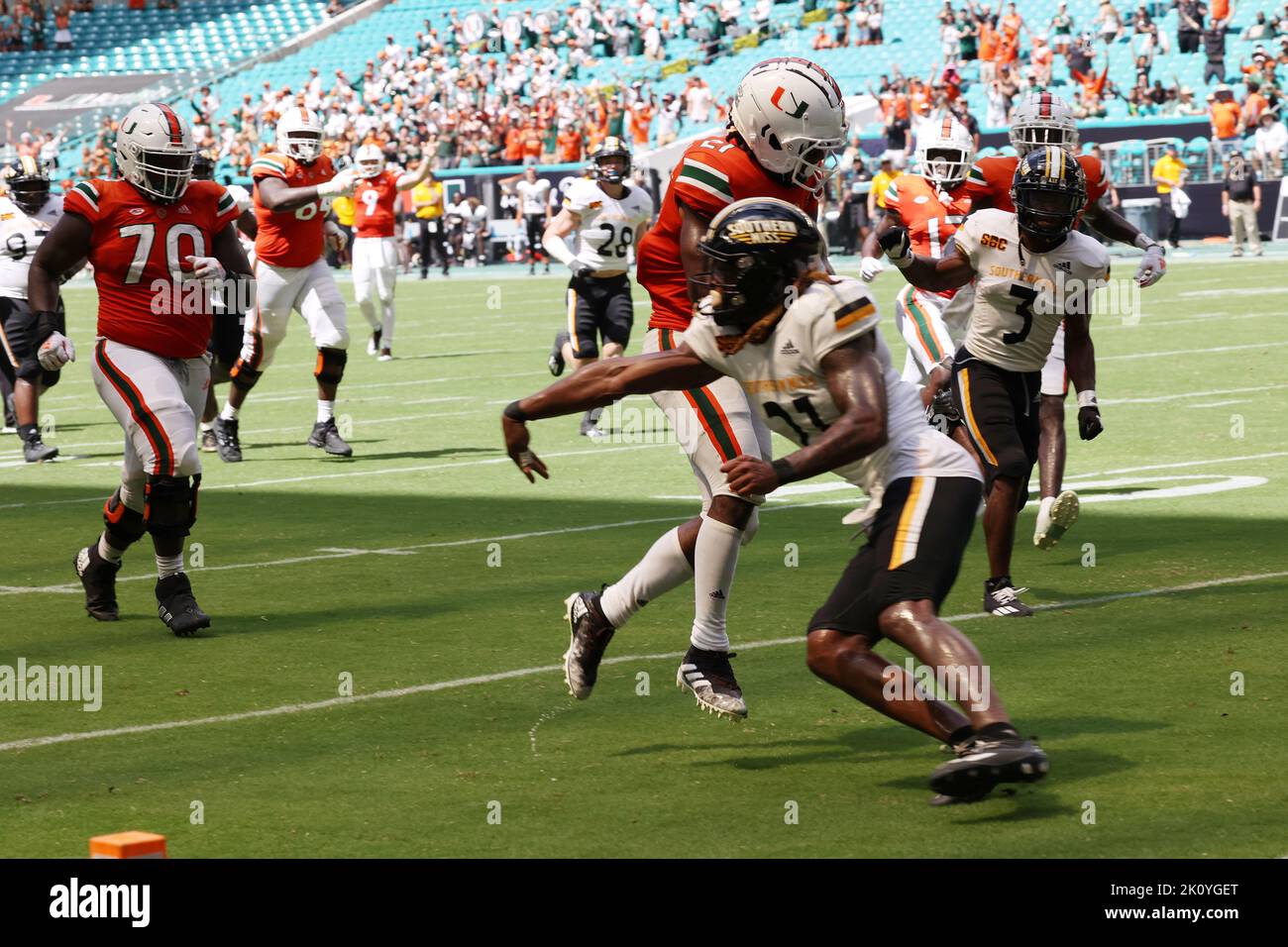 Miami Hurricanes running back Henry Parrish, Jr. (21) eludes a tackle ...