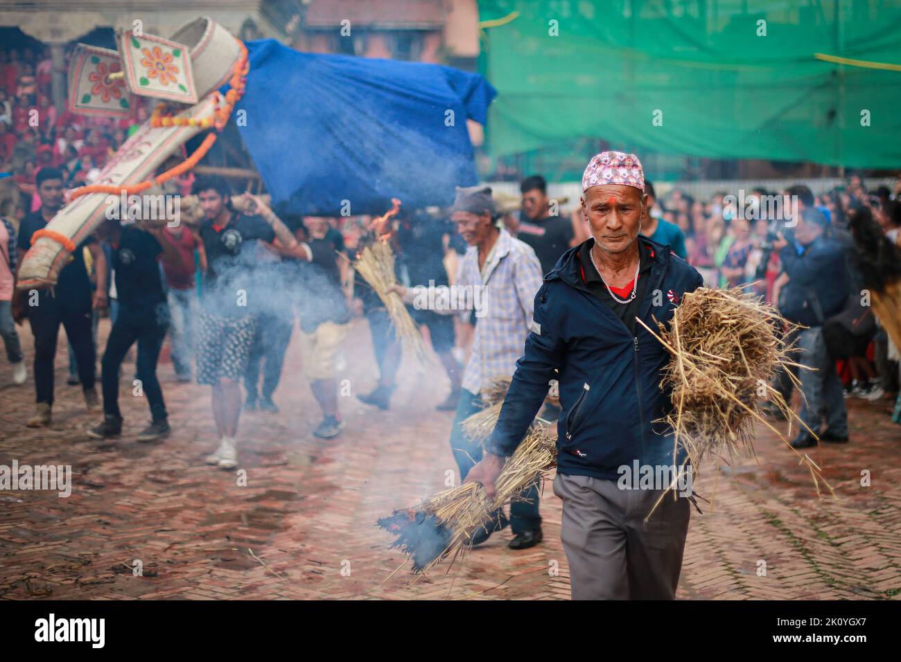 Bhaktapur, Bagmati, Nepal. 14th Sep, 2022. A man lights hay as a part ...
