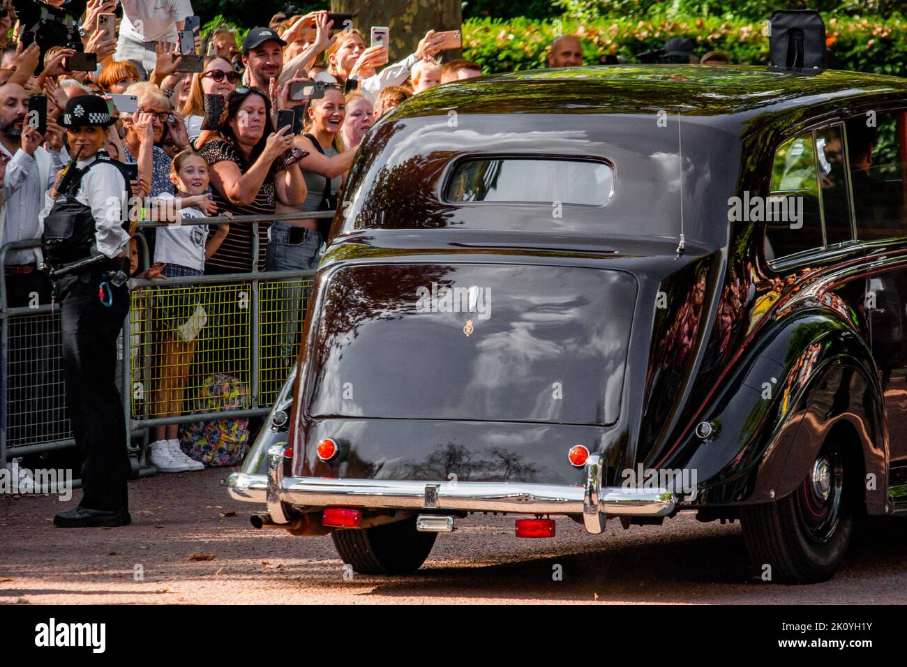 Excited crowds welcome King Charles III outside St James's Palace ...