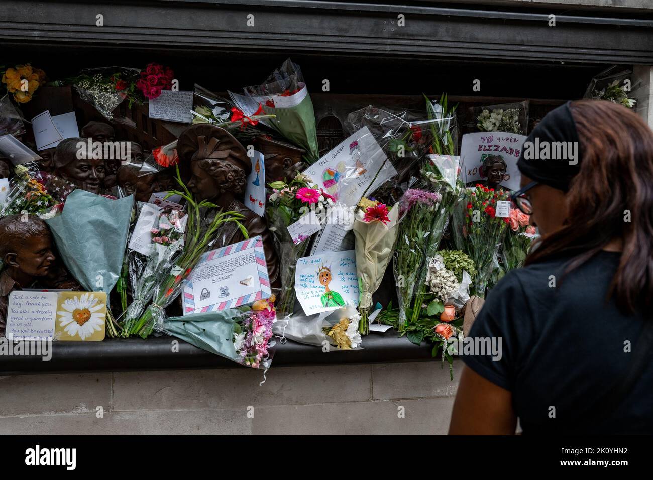 Floral tributes to Queen Elizabeth II at the Queen Mother Memorial, The ...