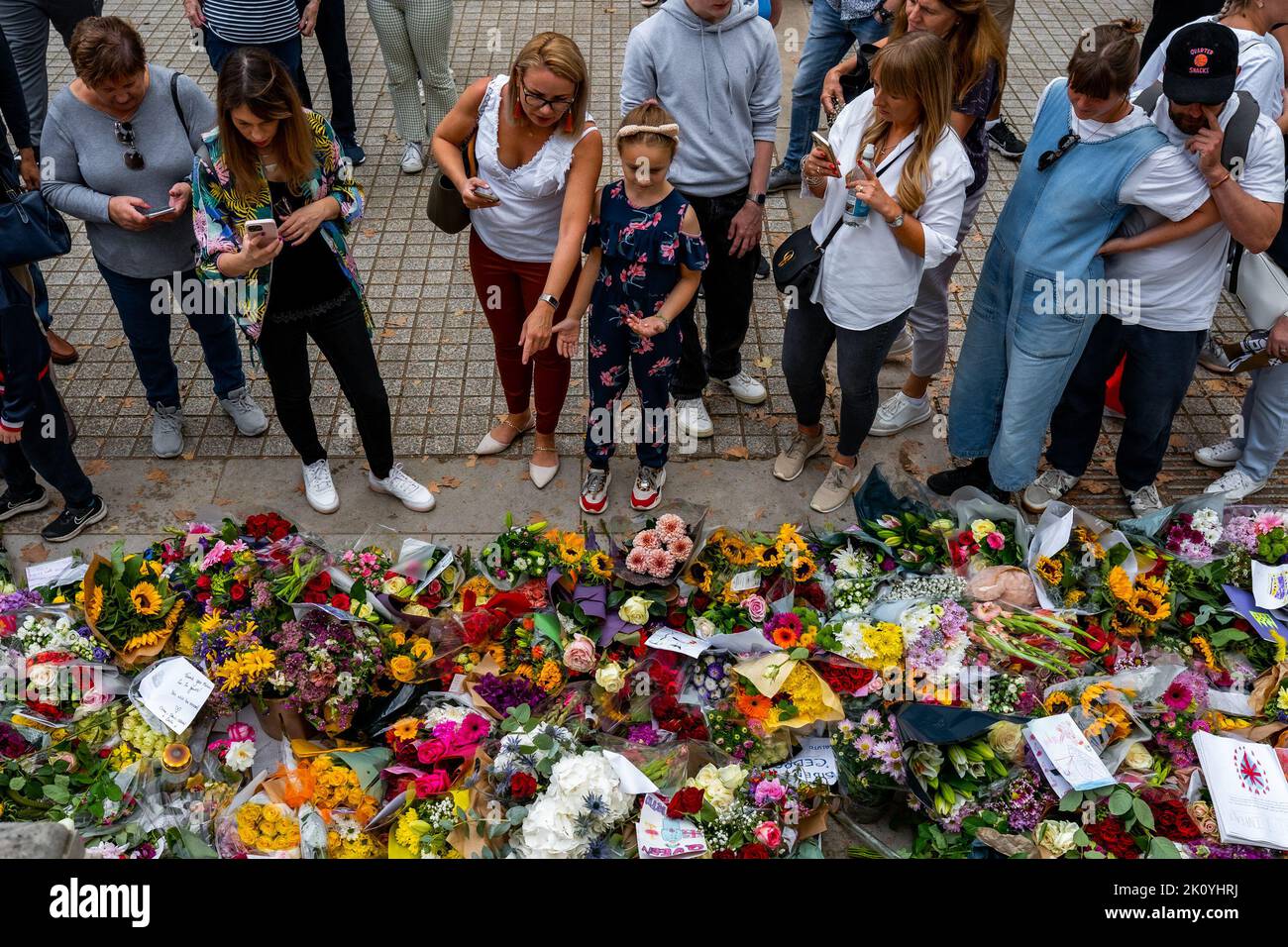 Floral tributes to Queen Elizabeth II at the Queen Mother Memorial, The ...