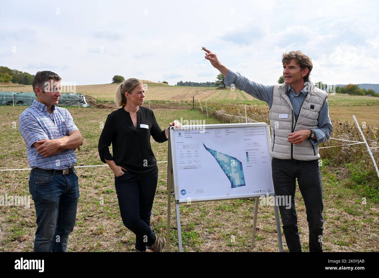PRODUCTION - 12 September 2022, Hessen, Homberg (Efze): Farmer Mario ...