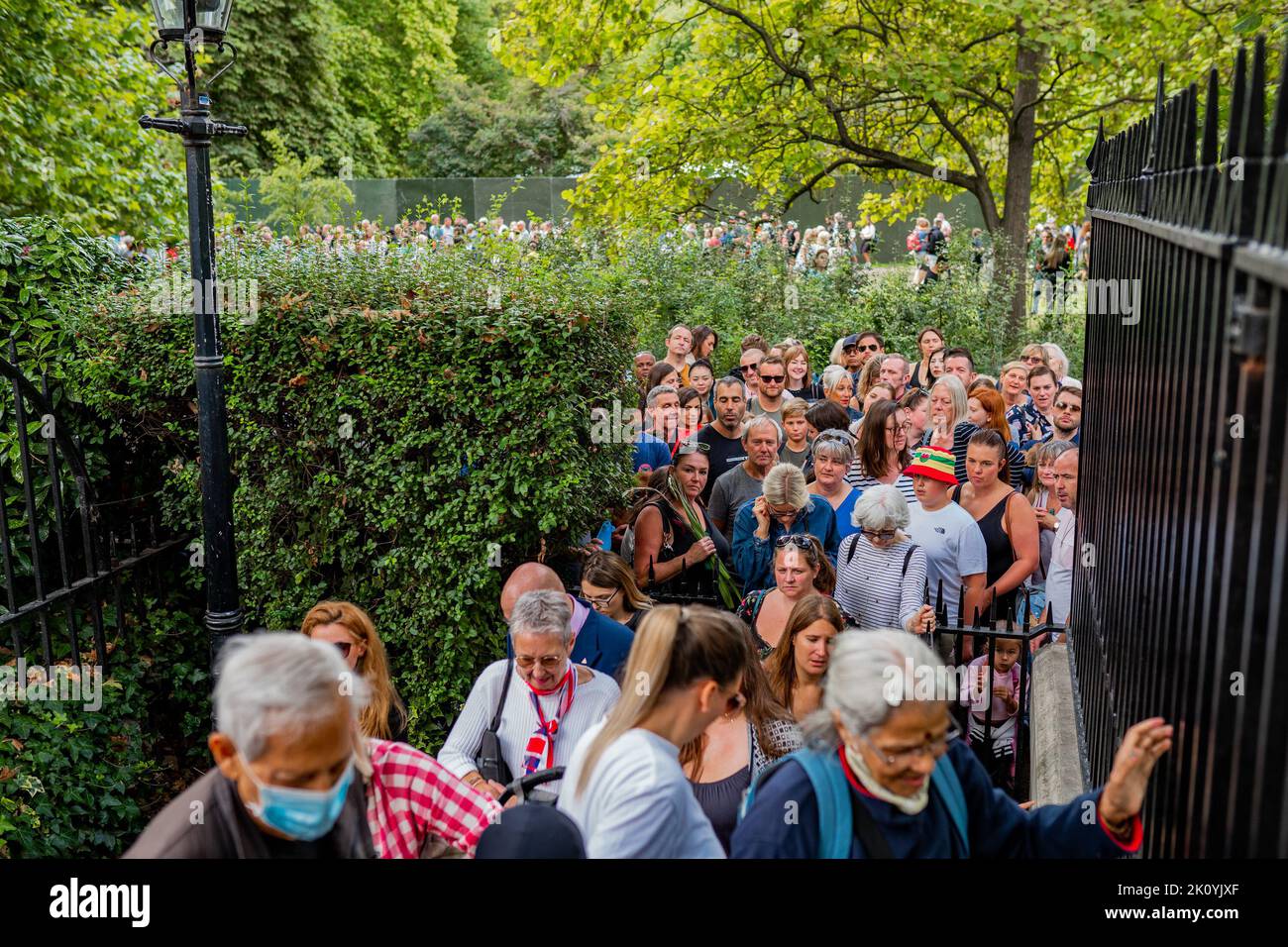 People queue to visit Buckingham Palace after the death of Queen ...