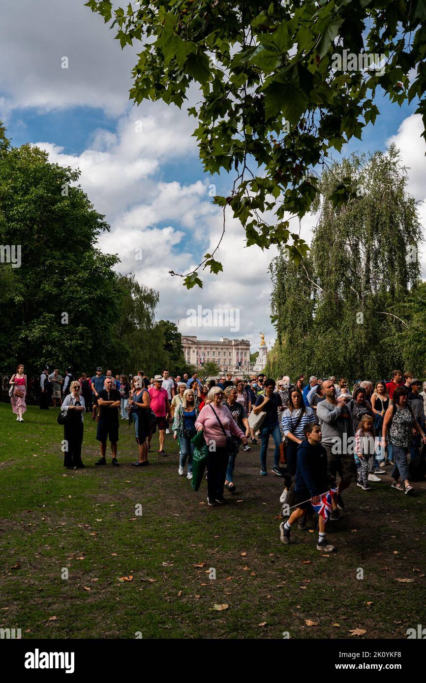 People queue to visit Buckingham Palace after the death of Queen ...