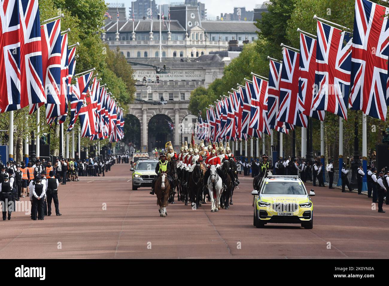 Her majesty queens funeral procession hi-res stock photography and ...