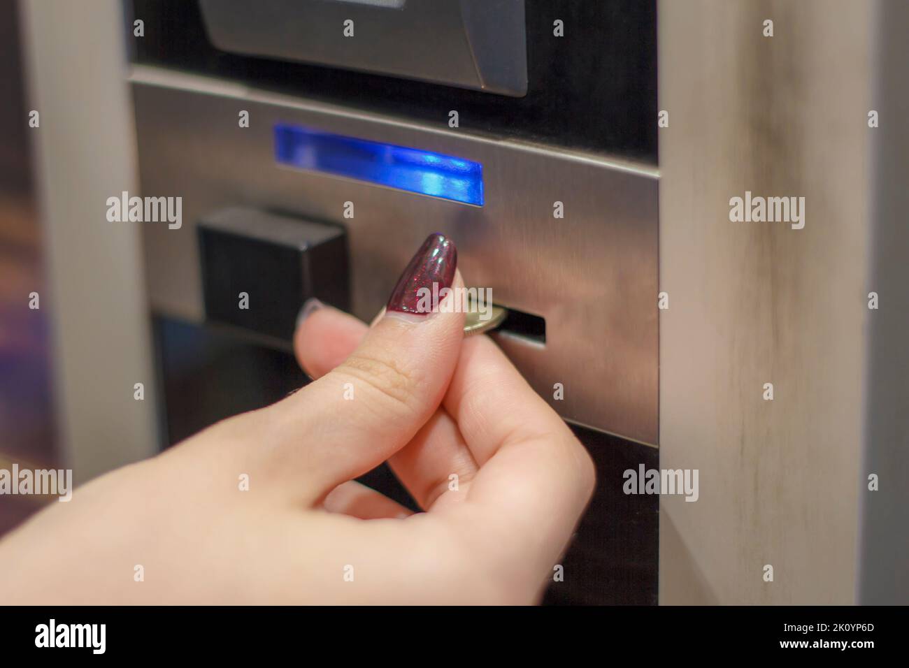 Vending machine girl hi-res stock photography and images - Alamy