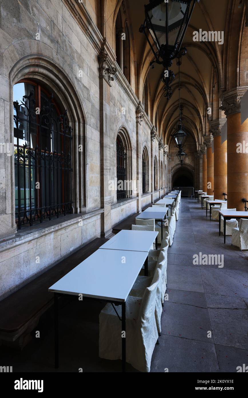 Wien, Architektur im Innenhof mit Fenster Türen und Turm im Wiener ...