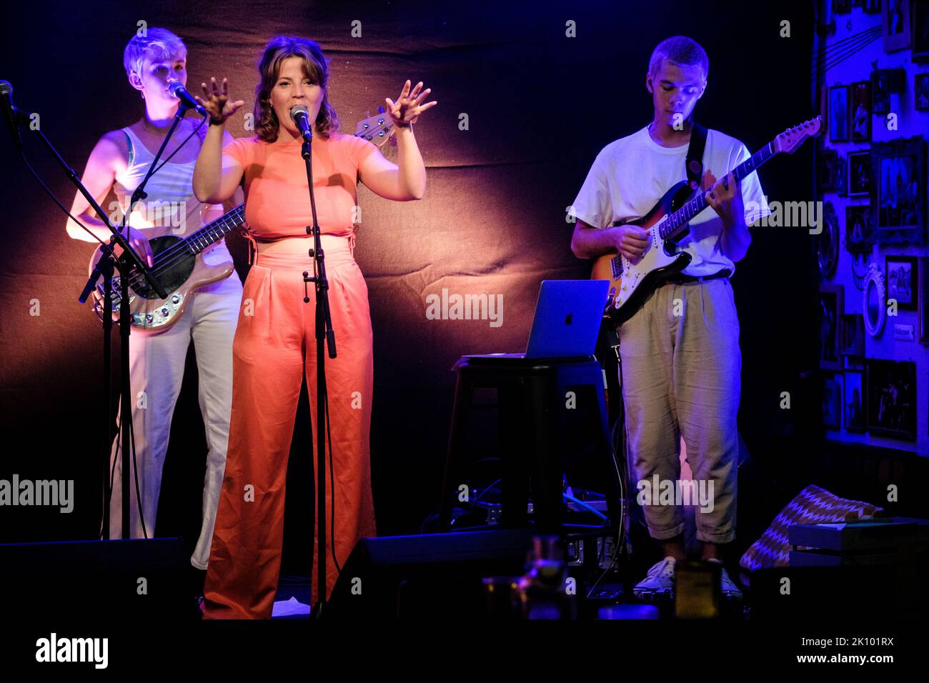 Ay wing singer hi-res stock photography and images - Alamy