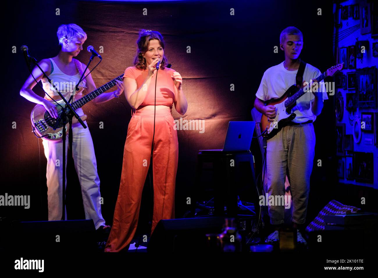 Ay wing singer hi-res stock photography and images - Alamy