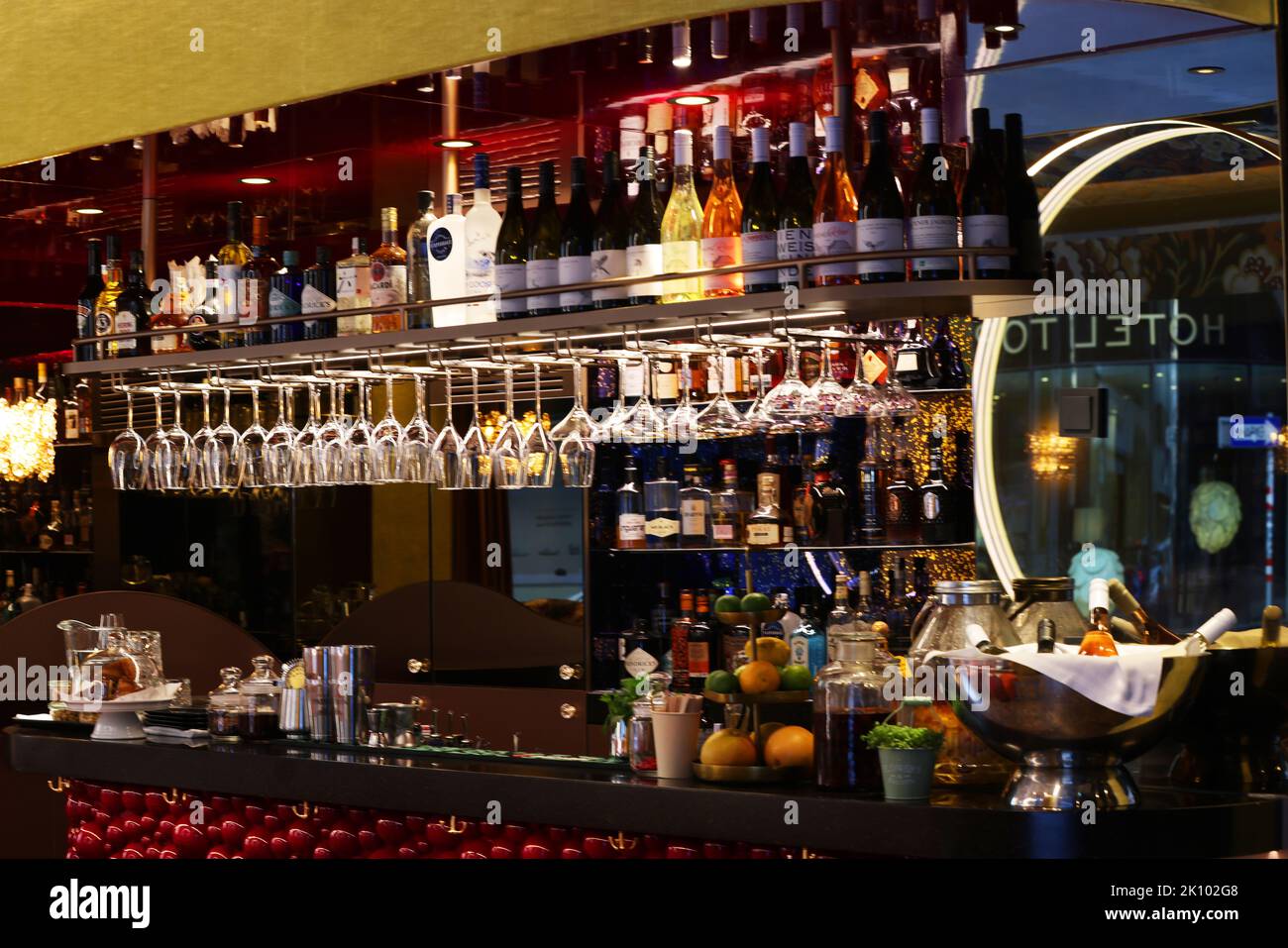 Wien, Cocktail, Bar, Moderne Bar in Wien Stock Photo - Alamy