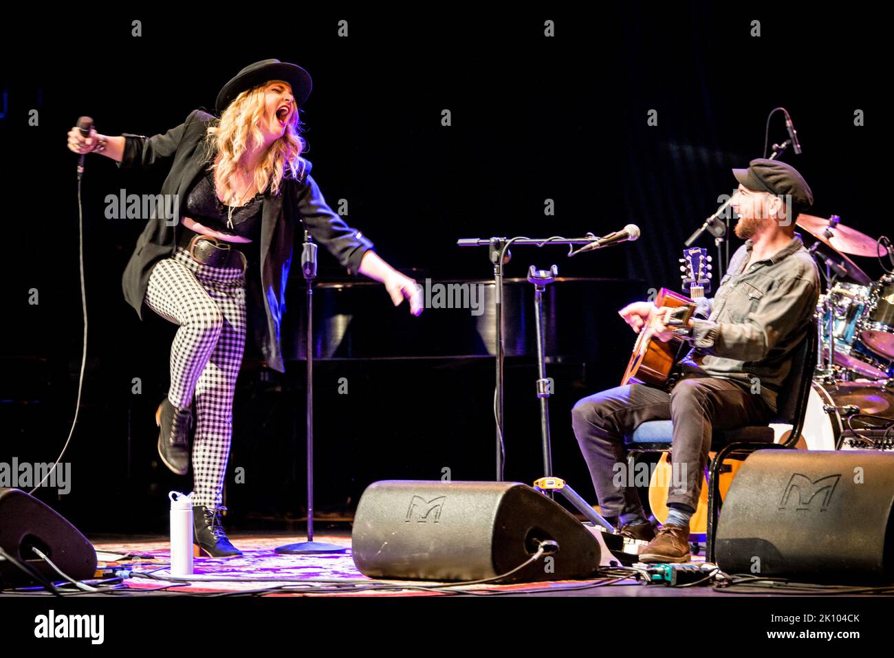 Female backing vocals hi-res stock photography and images - Alamy