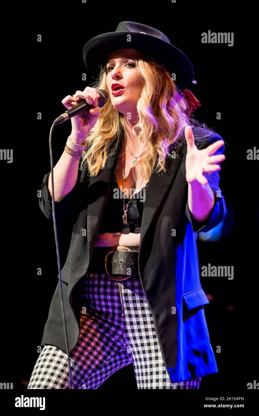 Elles Bailey on vocals Stock Photo - Alamy