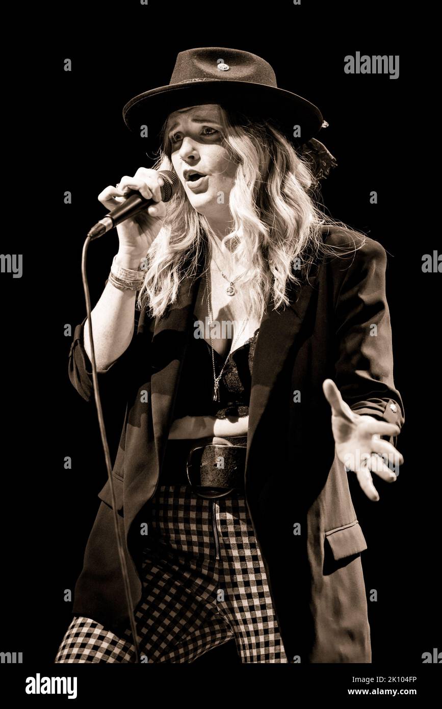Elles Bailey on vocals Stock Photo - Alamy