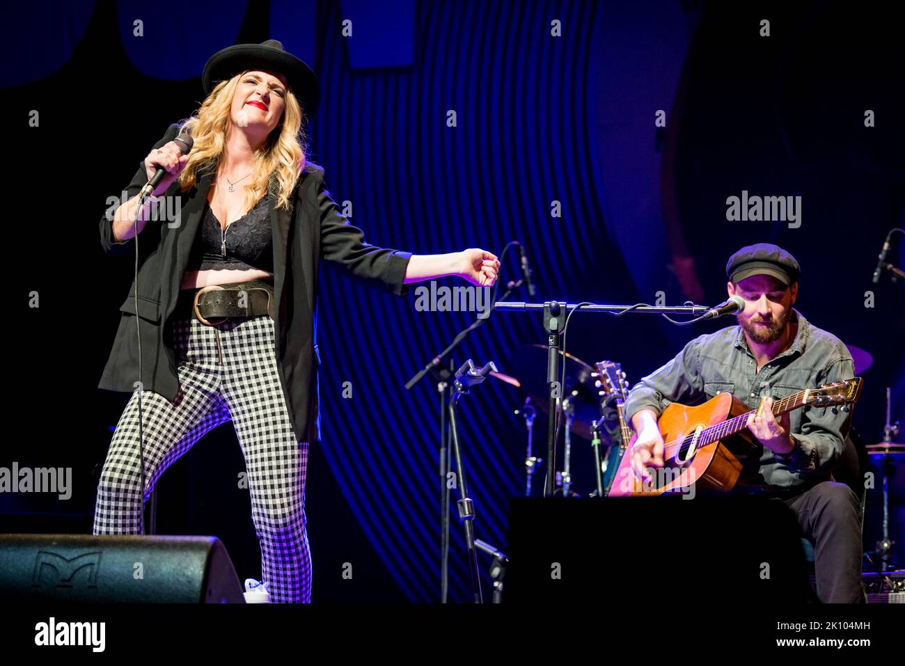 Elles Bailey on vocals & Joe Wilkins on guitar & backing vocals Stock ...