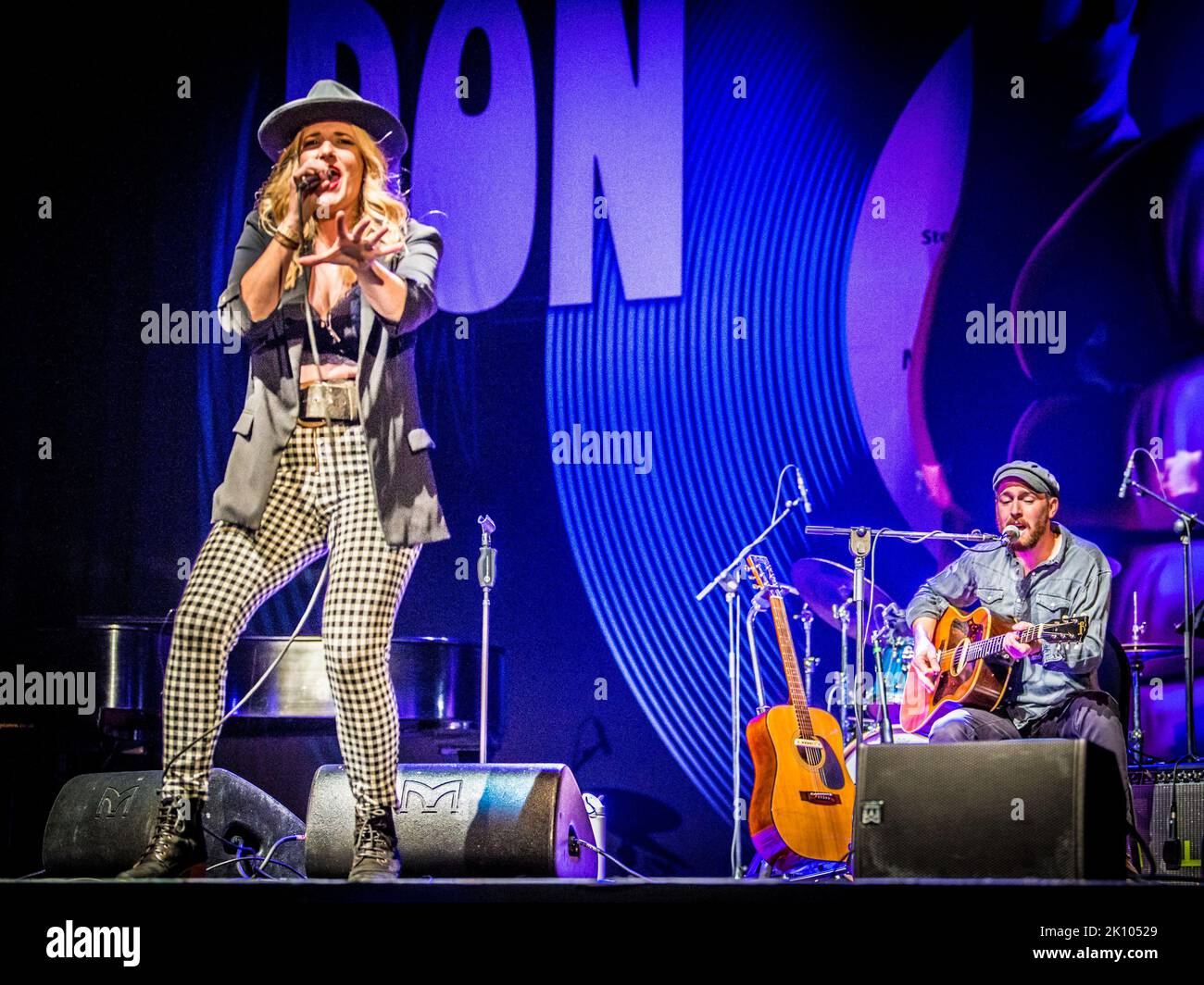 Elles Bailey on vocals & Joe Wilkins on guitar & backing vocals Stock ...