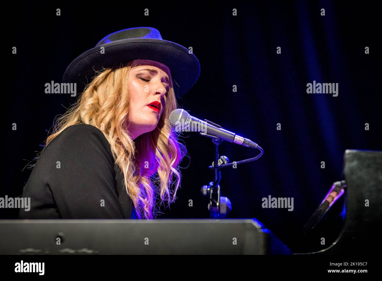 Elles Bailey on vocals Stock Photo - Alamy