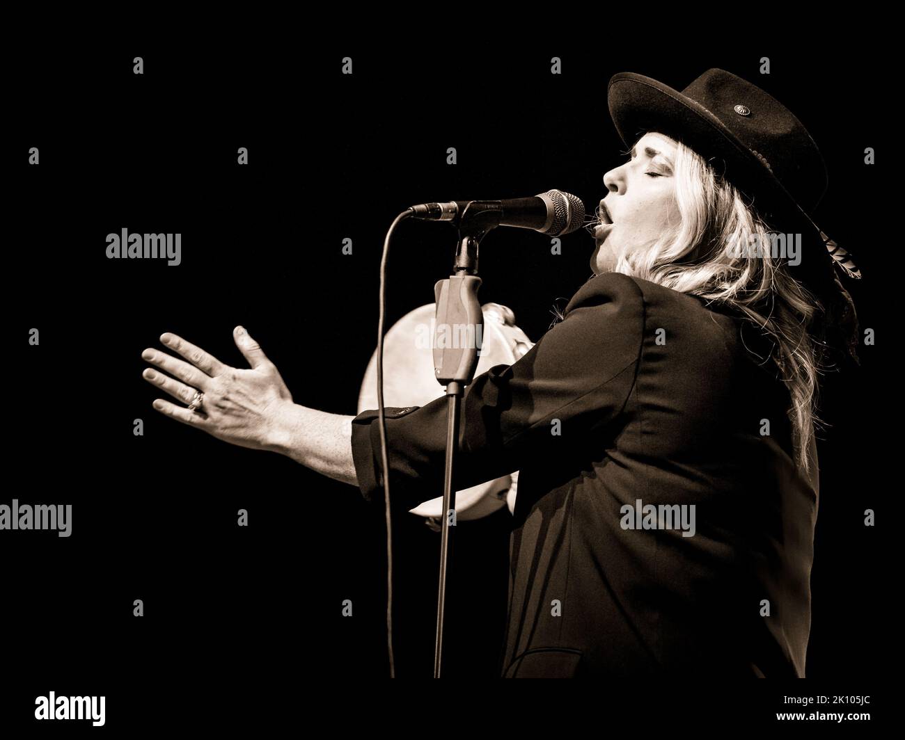 Elles Bailey on vocals Stock Photo - Alamy