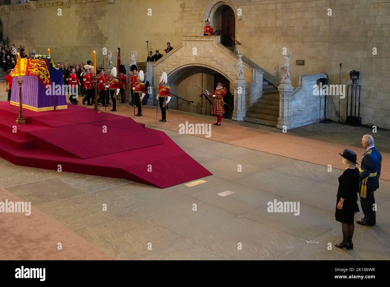 Queen coffin arrives westminster hall hi-res stock photography and ...