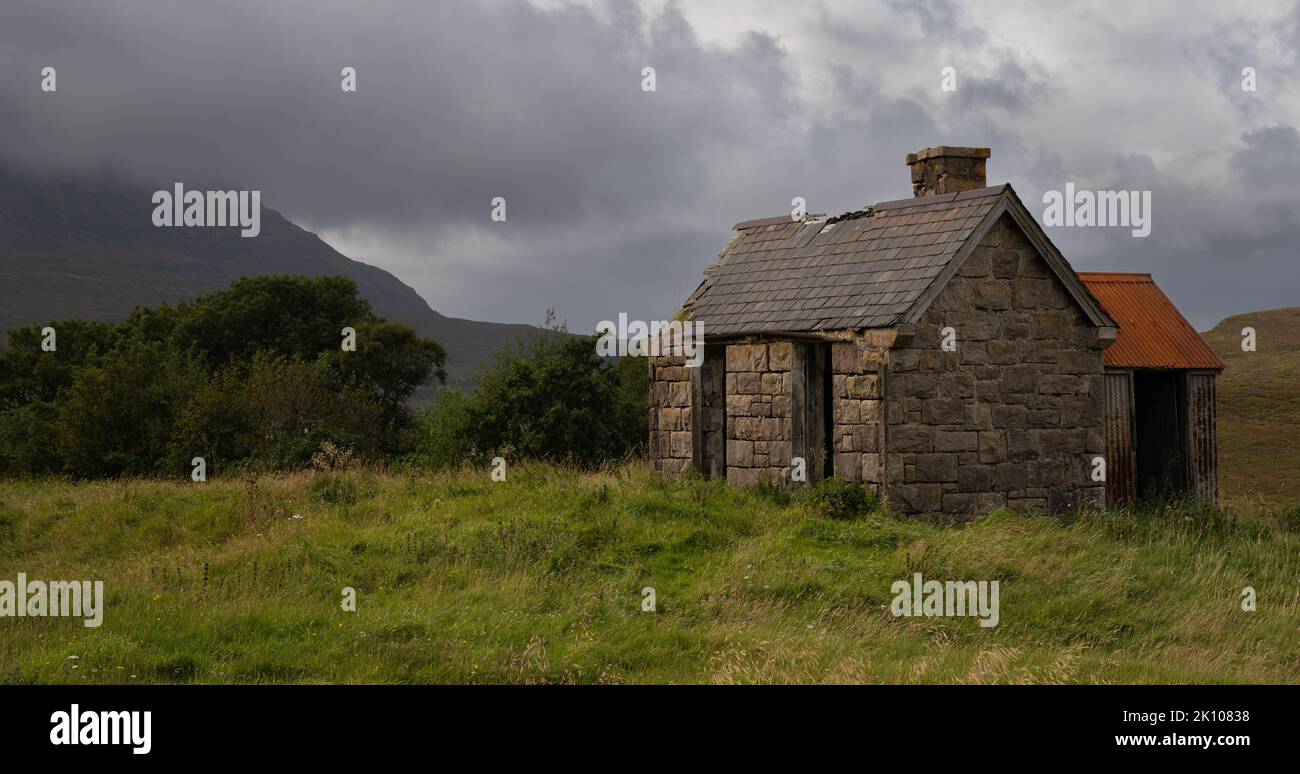 Scottish bothy grass roof hi-res stock photography and images - Alamy