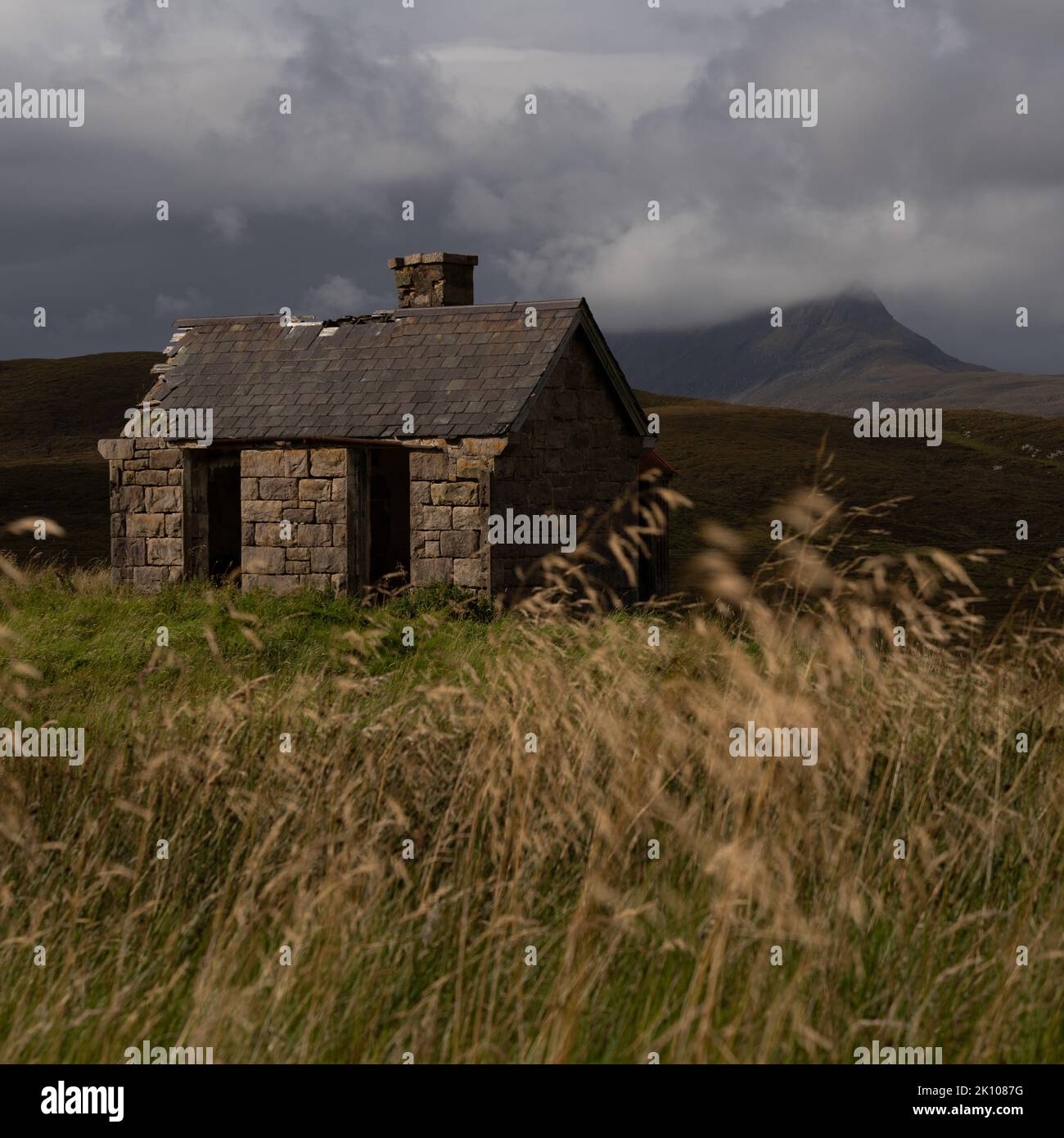 Scottish bothy grass roof hi-res stock photography and images - Alamy