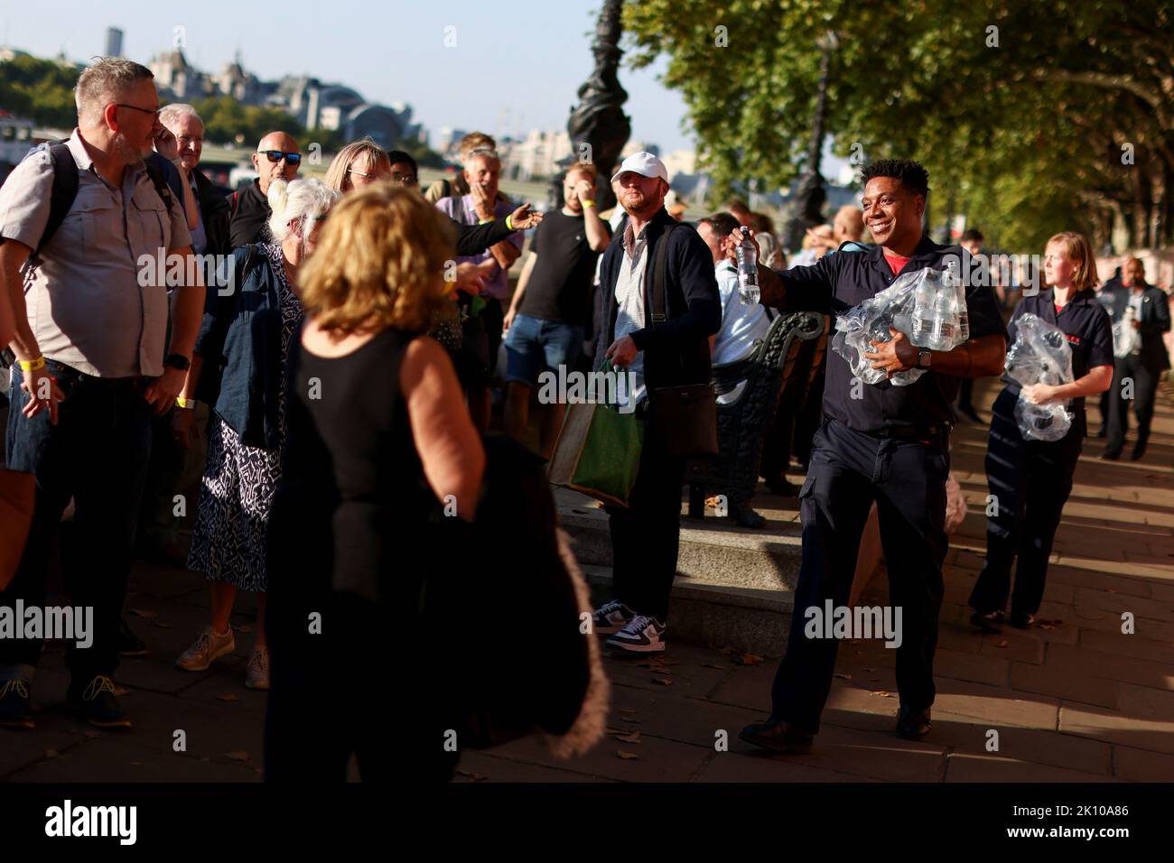 Queen queue parliament hi-res stock photography and images - Alamy