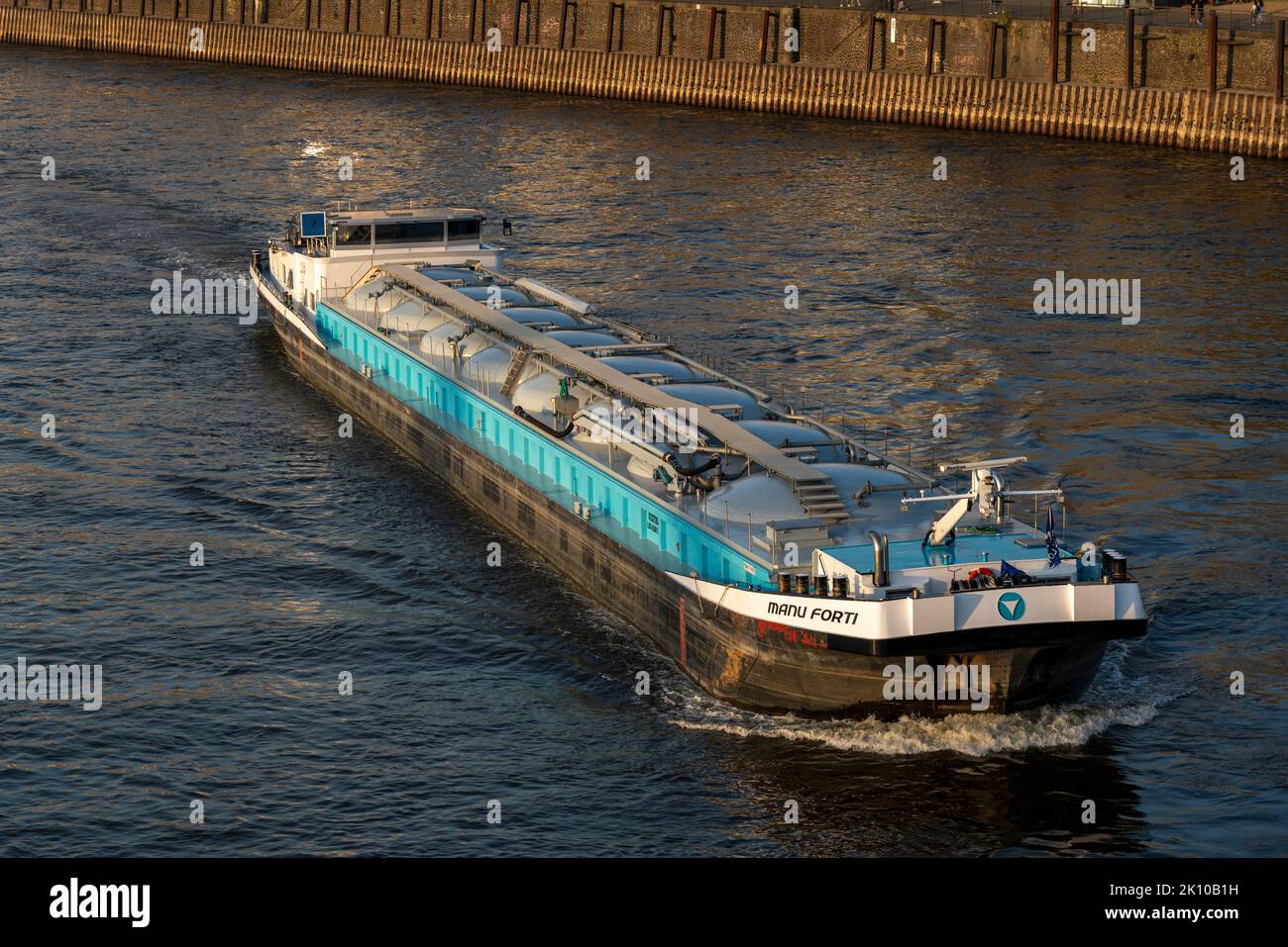Pressure tanks hi-res stock photography and images - Alamy
