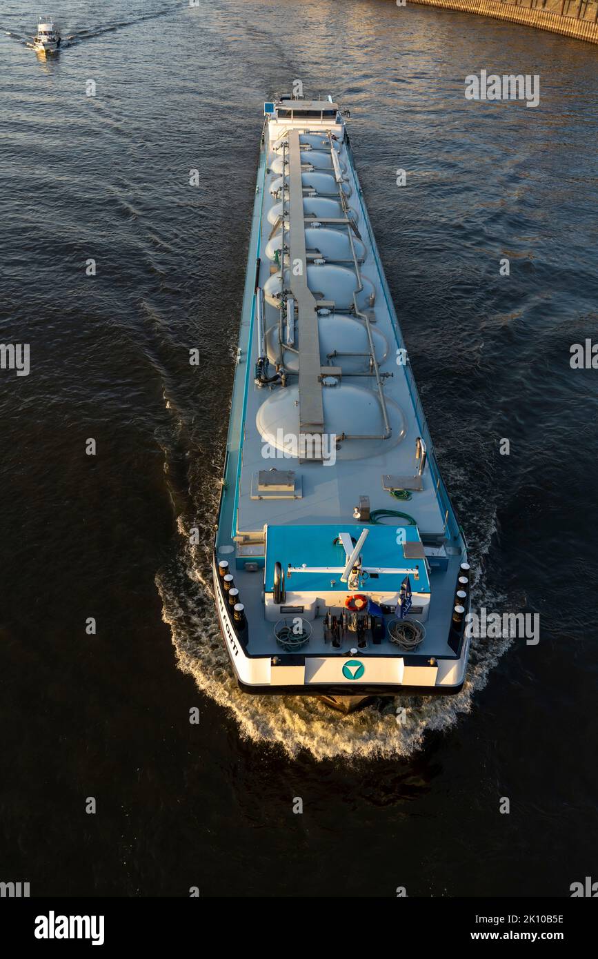 Pressure tanks hi-res stock photography and images - Alamy