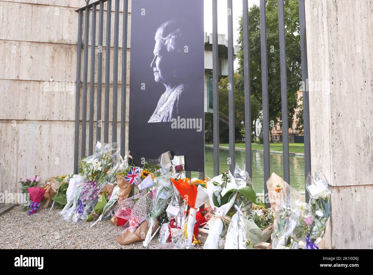 Uk embassy hm the queen elisabeth ii rome italy hi-res stock ...