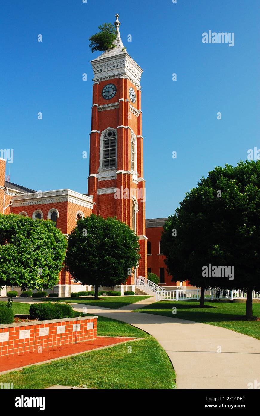 The Decatur County Courthouse in treensburg, Indiana features a live ...